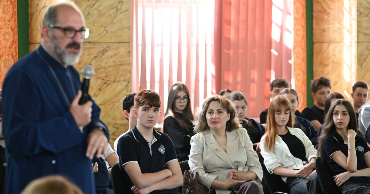 Părintele Constantin Necula în dialog cu elevii de la „Mihai Eminescu ...
